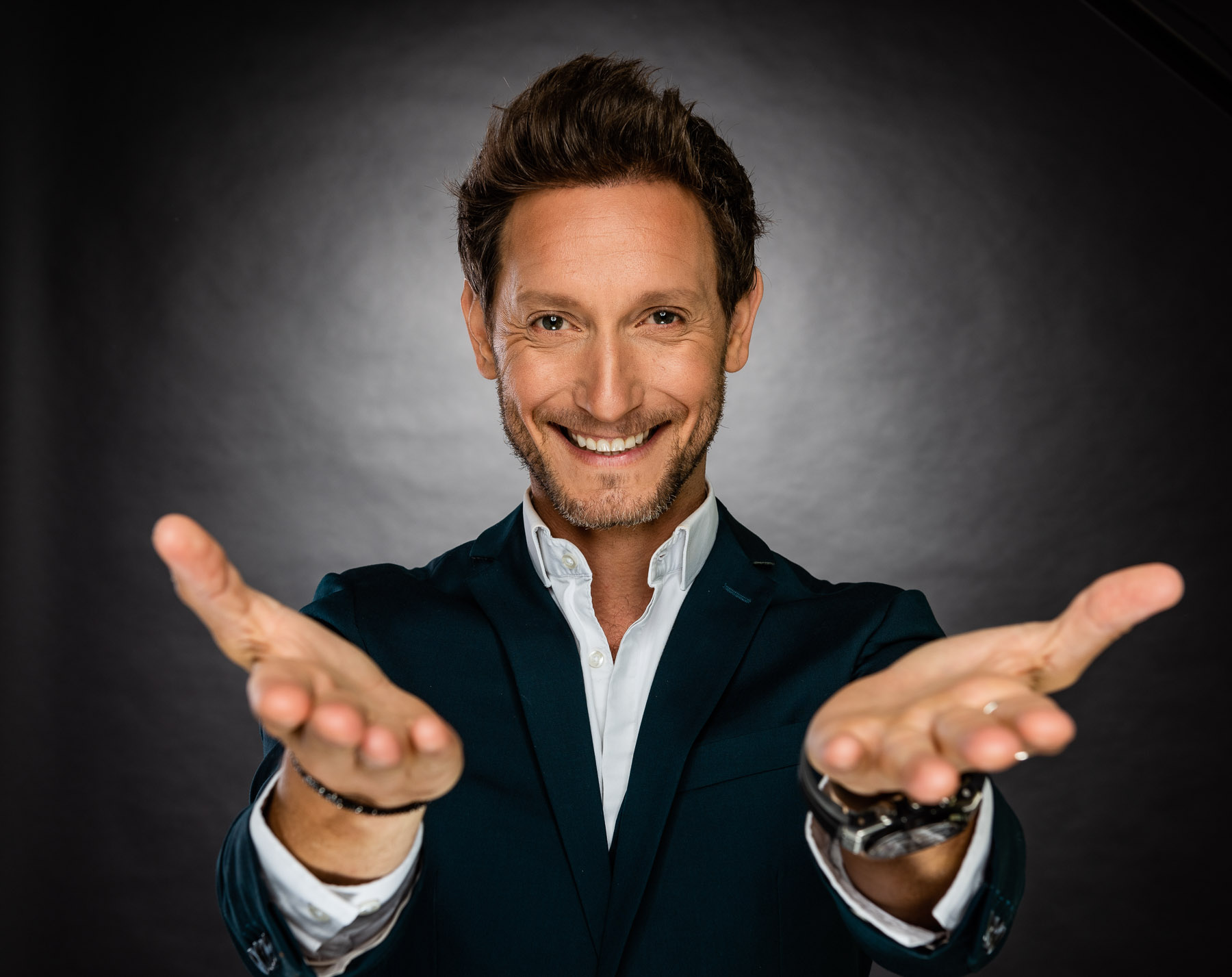 Travel Trade Maldives - Master Mentalist Lior Suchard to Perform this Festive Season at Soneva Fushi